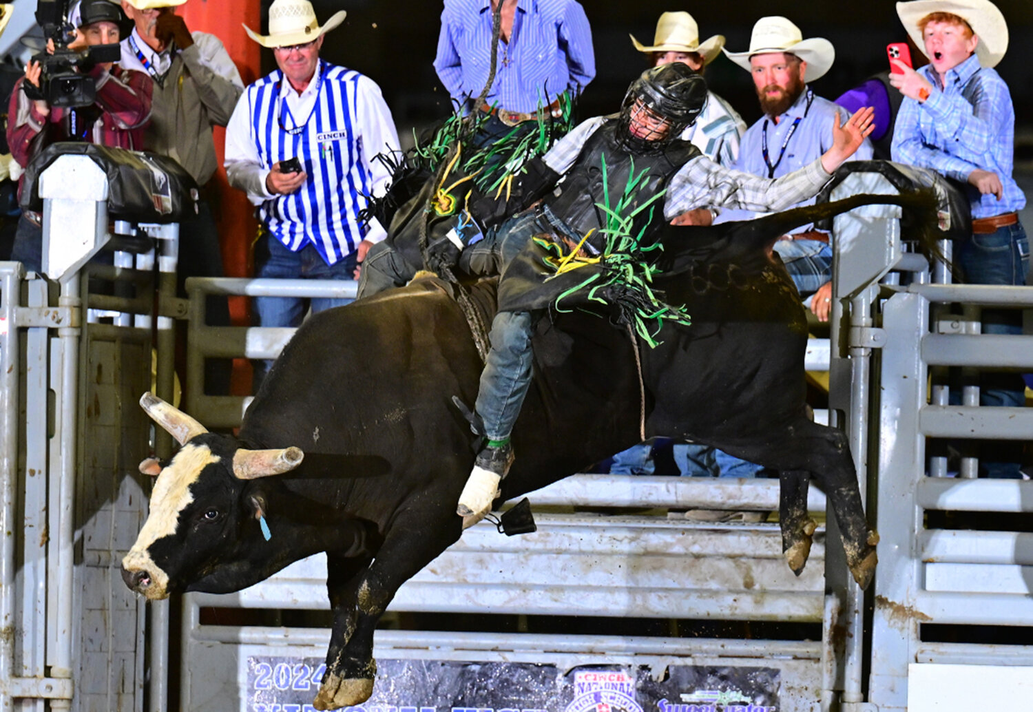 Weatherford's Mitchell wins national bull riding title | Weatherford News