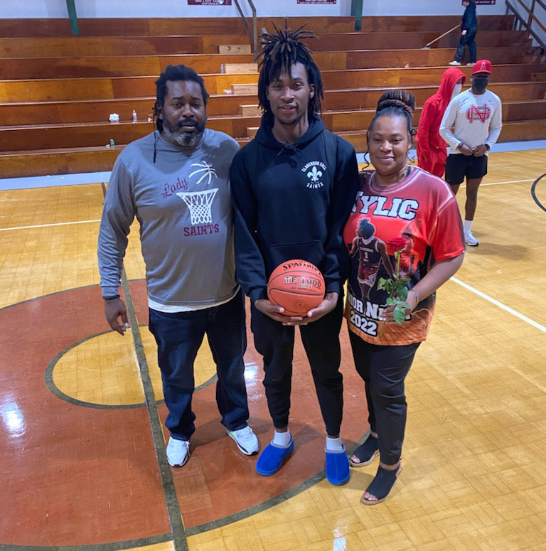 Clarendon Hall’s Horton hits 2,000 career points - The Sumter Item