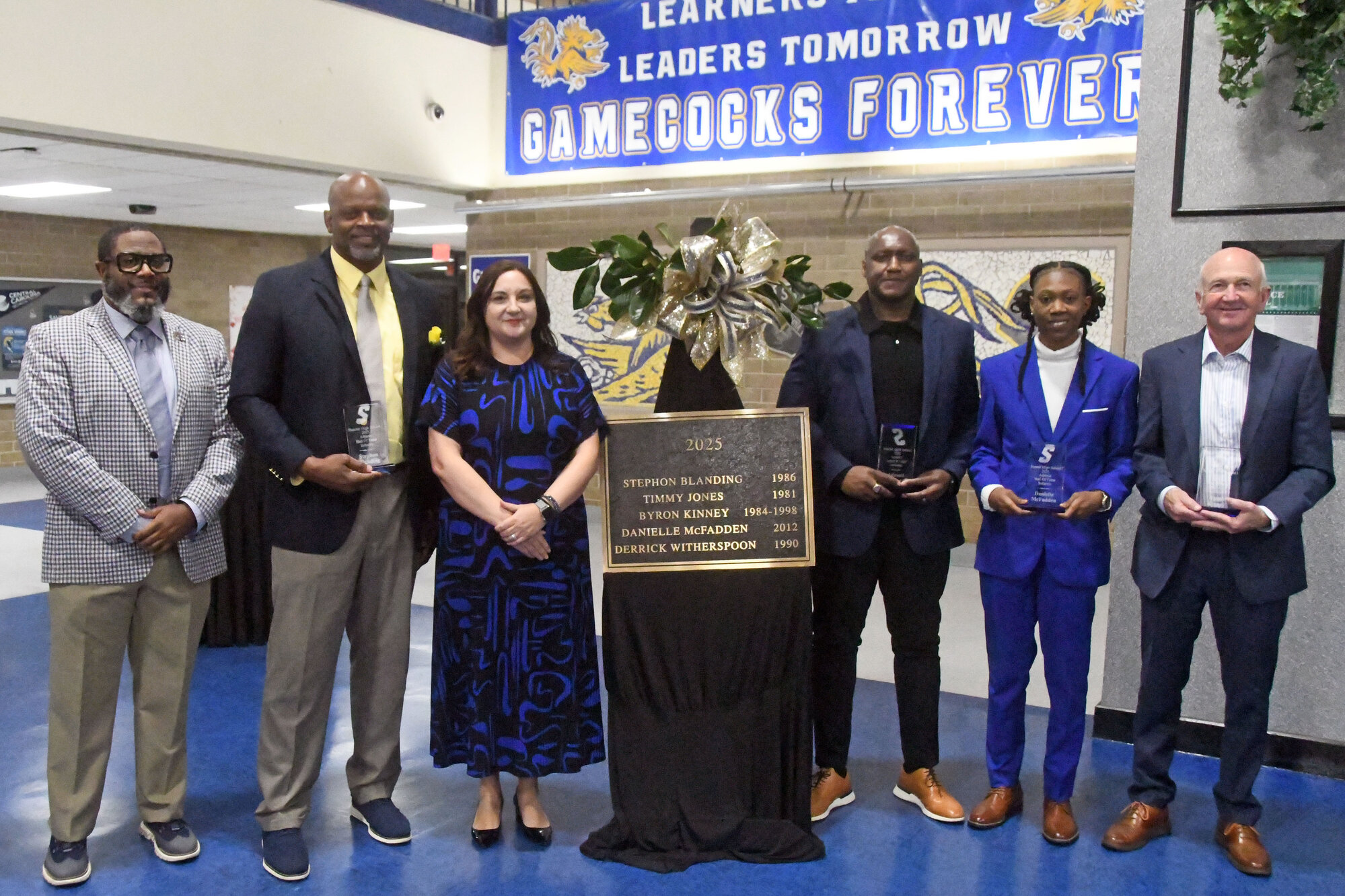 Sumter High welcomes 5 into athletic hall of fame - The Sumter Item