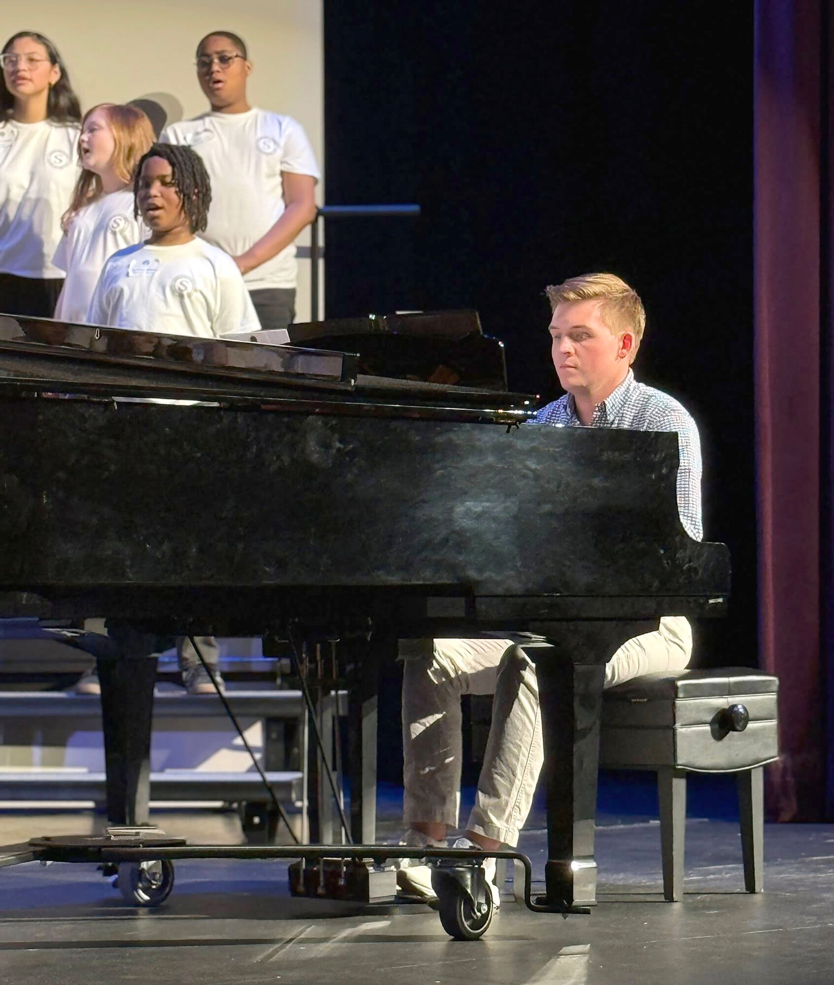 Sumter elementary, middle, high school students sing for community at ...